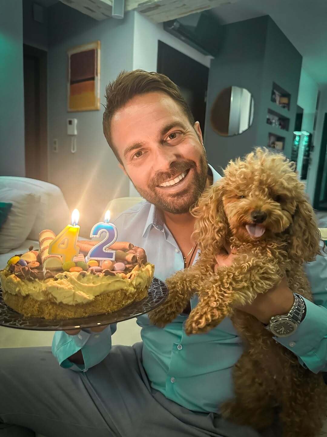 Ηλίας Βρεττός: Γιόρτασε τα 42α γενέθλιά του με τη σκυλίτσα του και τους ...